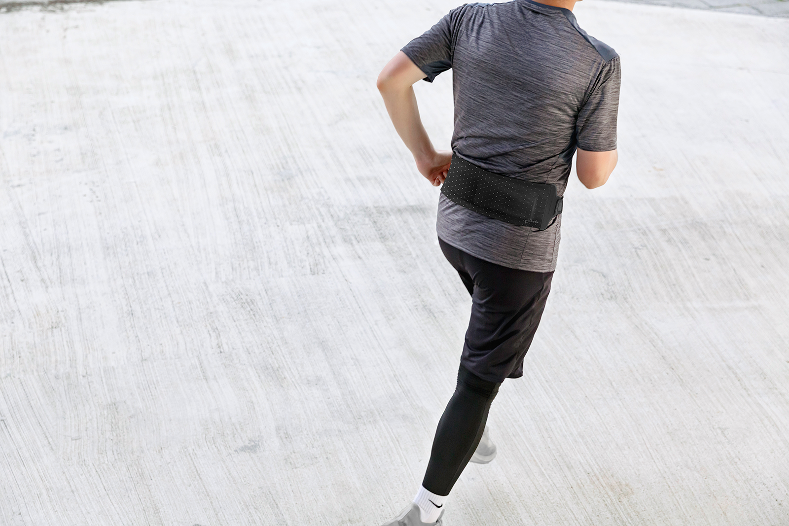 日頃のジョグやウォーキングからプロランナーまで、進化したランニングポーチ「Bone Run Tie Belt」 | &FLOW (アンドフロー)